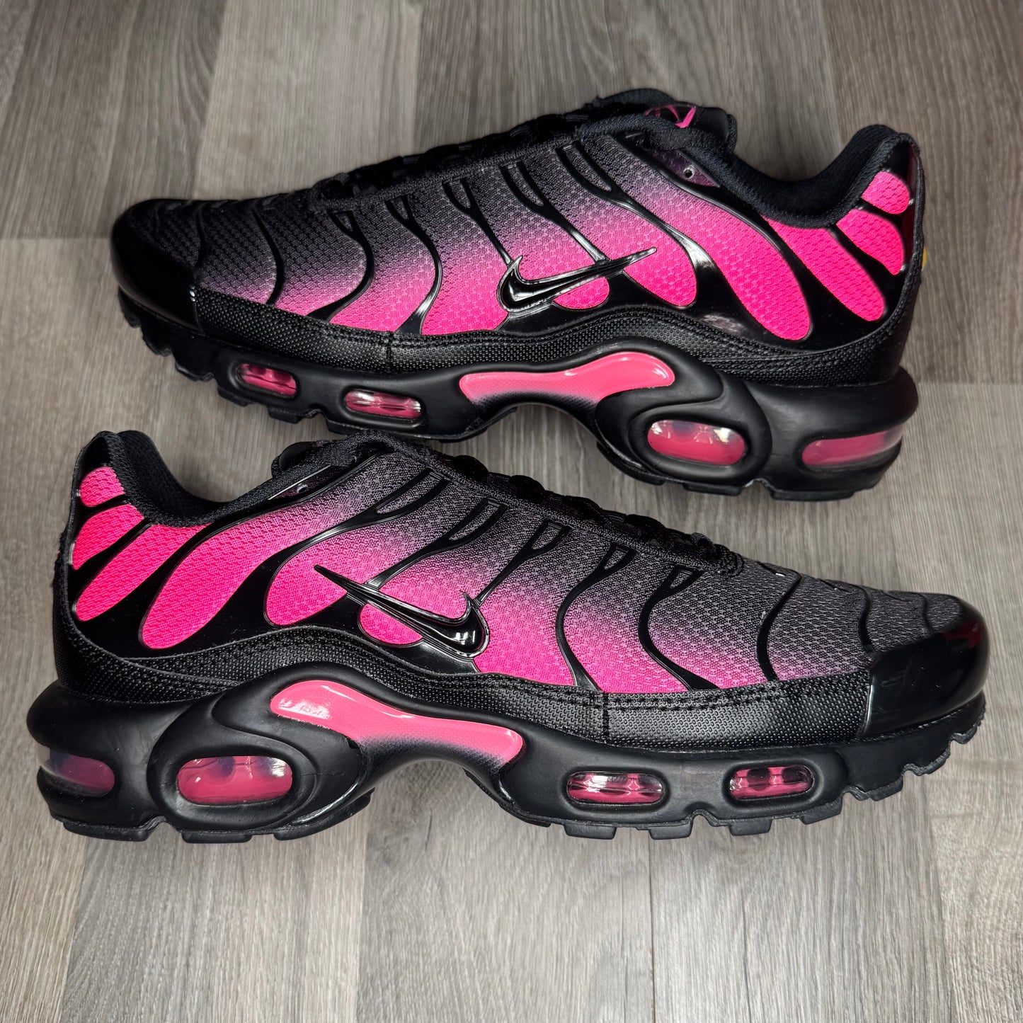 Nike Air Max Plus Black Hyper Pink – RESTOCK3D